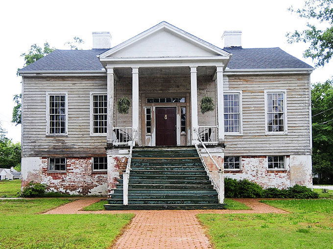 This courthouse square has seen more handshakes and howdy-dos than a political convention. 