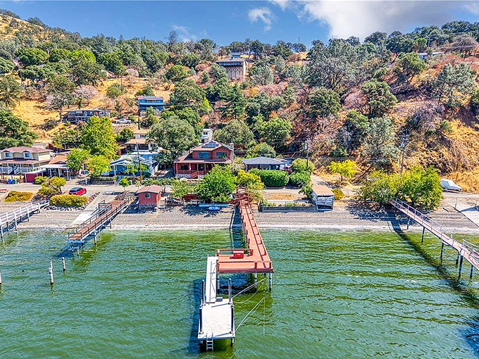 Lakeside living without the luxury price tag. Those waterfront docks aren't just for postcards&mdash;they're everyday life in this budget-friendly haven.