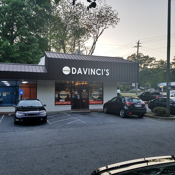 At dusk, DaVinci's transforms into a beacon for pizza pilgrims seeking salvation in the form of perfectly bubbled cheese.