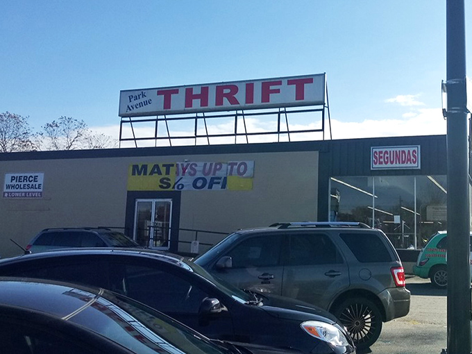 That "Segundas" sign means second chances for great finds, with discounts reaching up to fifty percent on select days.