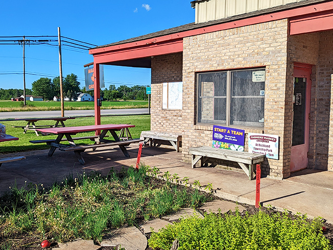 Simple picnic tables outside The Maple Grille hint at the no-nonsense approach that lets the smoky flavors do the talking.