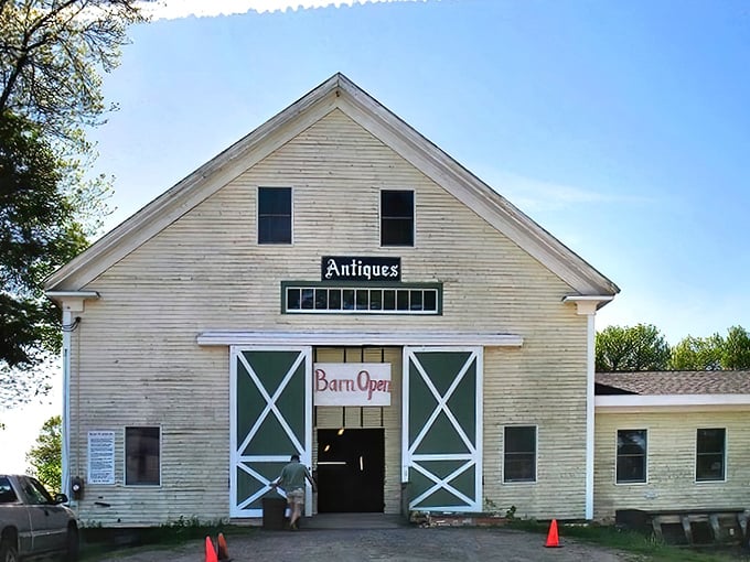 Antiques and "Barn Open" – two phrases that cause heart palpitations for anyone who's ever fallen down the rabbit hole of collecting.