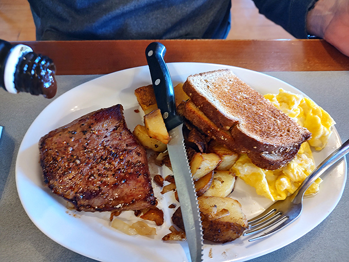 Behold the chicken fried steak – a golden-crusted masterpiece that makes cardiologists nervous and taste buds sing hallelujah.
