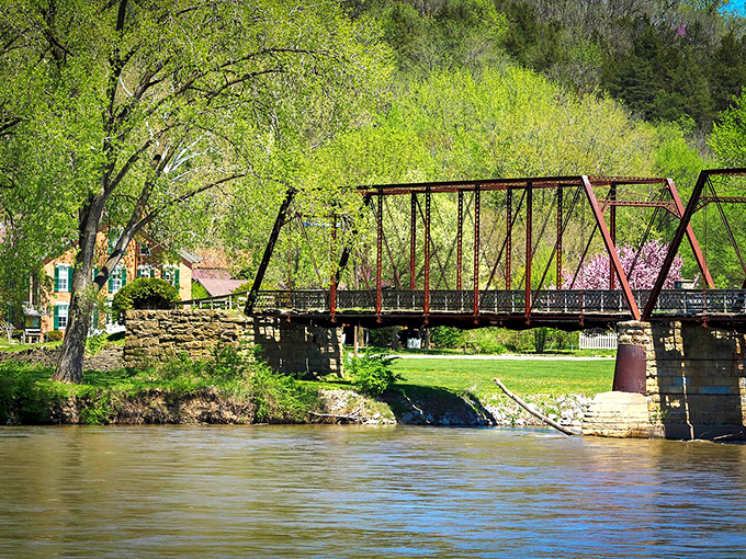 That iron bridge isn't just functional &ndash; it's a time machine connecting present-day Keosauqua to its riverboat past. Engineering meets nostalgia.