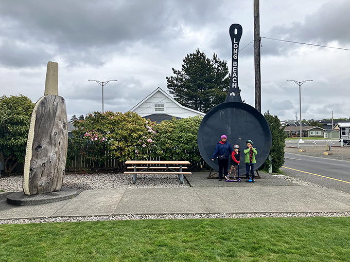 Rain or shine, the giant frying pan draws families from across the country, becoming an unexpected highlight of Pacific Northwest road trips.