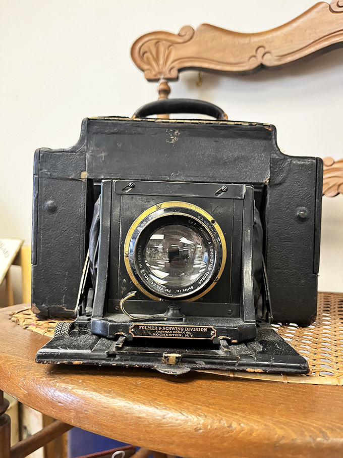 This Folmer & Schwing Graflex camera once captured moments long before selfies existed. If only it could share what it's seen!