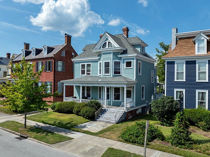 New Bern's historic district showcases a rainbow of Victorian and Federal-style homes that would make HGTV producers weep with joy.