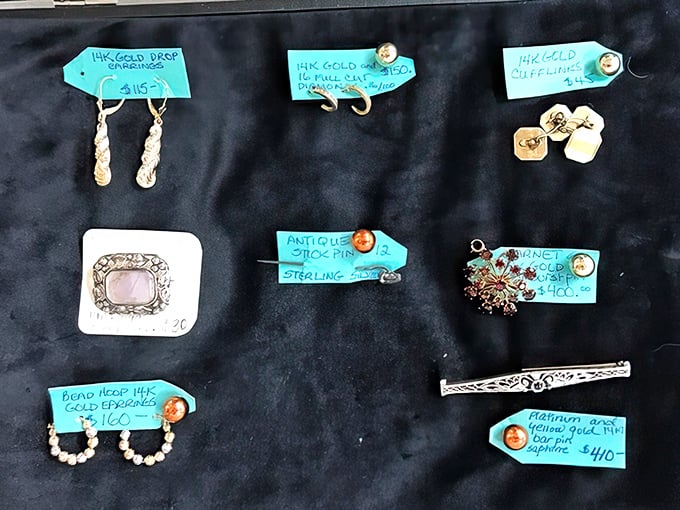 Buried treasure without the hassle of digging! These vintage jewelry pieces offer Downton Abbey glamour without the Downton Abbey price tag.