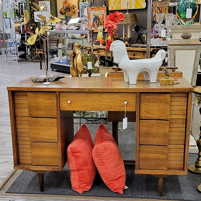 Mid-century modern meets functional art in this pristine desk display. Don Draper would approve of this workspace&mdash;just add an Old Fashioned.