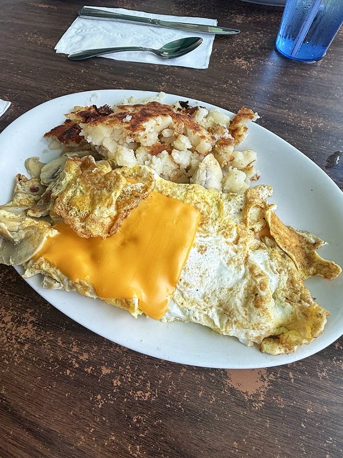 This omelet with hash browns represents everything right about classic diner breakfasts: generous, golden, and genuinely affordable.