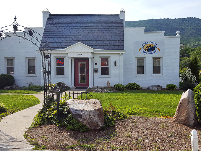 River Craft Rail House sits ready to welcome hungry travelers who prefer charm over chain restaurants any day.