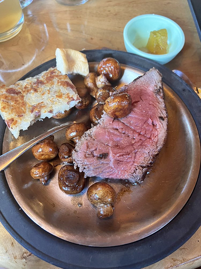 The star of the show: perfectly cooked steak surrounded by those legendary mushrooms. This plate is the reason people drive for hours through mountain passes.