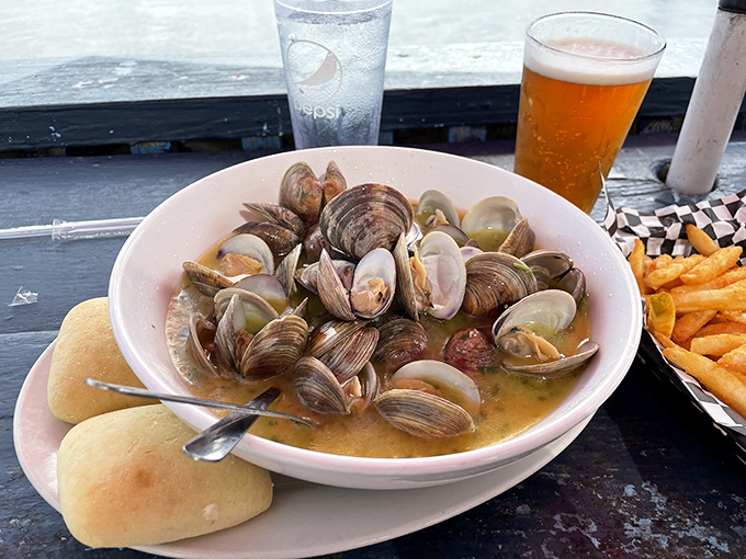 Clam jackpot! These plump beauties swimming in garlic-wine broth make you wonder why you'd ever order anything else.