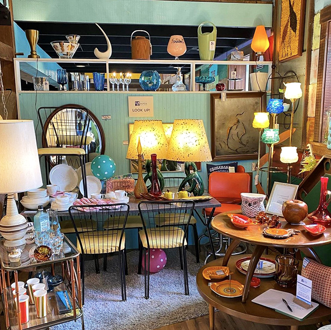 Mid-century modern meets retro kitsch in this carefully curated booth. Those turquoise lamps would make Don Draper jealous.