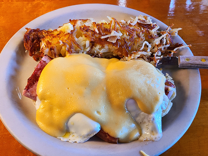 That golden hollandaise, a comforting blanket of sunshine over perfectly poached eggs! Day by Day's benedict is a pure, classic breakfast delight.