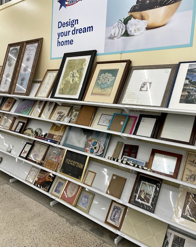 Design your dream home isn't just a slogan here. These frames await your family photos, vacation memories, or that art degree you finally put to use.