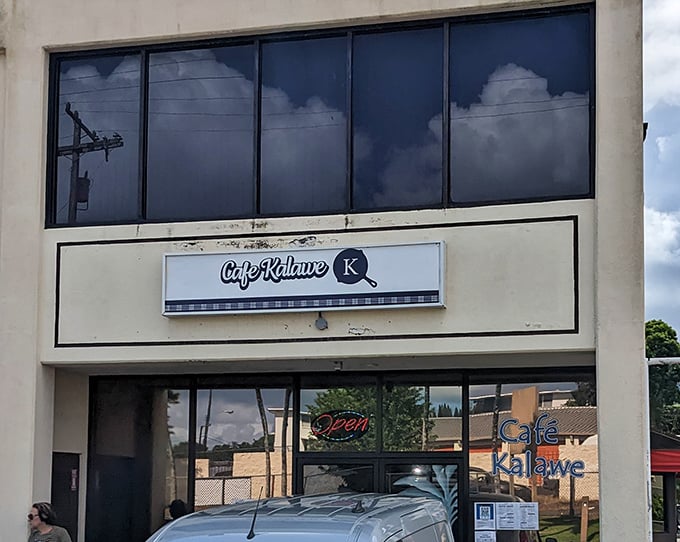 This unassuming storefront holds breakfast secrets that tourists drive right past while locals smile knowingly.