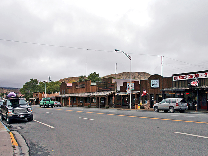 Dubois sits pretty in its valley like a Western movie set, complete with wooden buildings and frontier charm. 