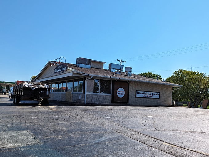 Sometimes the most unassuming exteriors hide the fluffiest pancakes and warmest welcomes you'll ever discover.