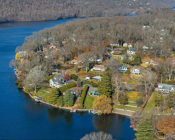 New Milford's Candlewood Lake homes perch like they're auditioning for "Lifestyles of the Rich and Famous" Connecticut edition.
