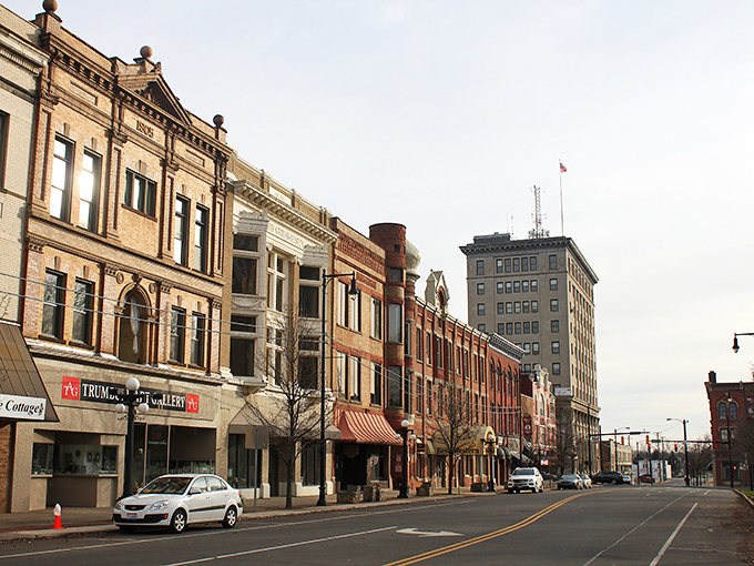 Warren's impressive downtown buildings reflect a city where history and affordability create the perfect retirement combination.