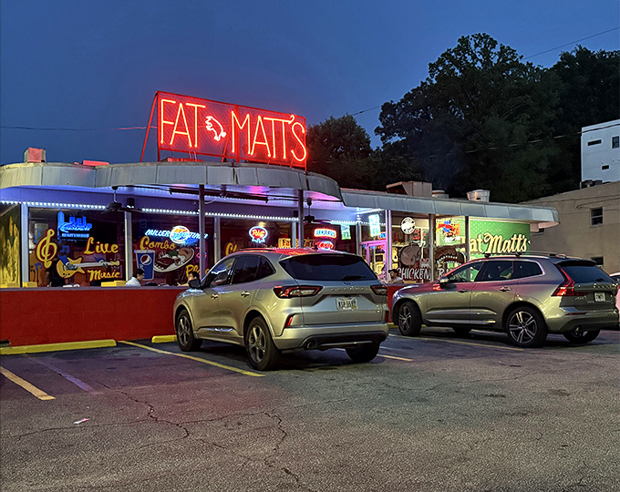 When the sun goes down, Fat Matt's lights up like a BBQ carnival &ndash; the neon glow promising blues music and finger-licking goodness inside.