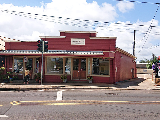 The crimson landmark of Kapaa! This 1923 beauty has witnessed more island stories than a coconut telegraph operator on overtime.