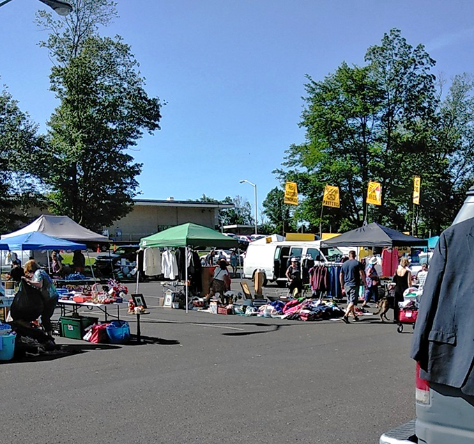 The art of the deal flourishes at Philadelphia Flea Market, where tables overflow with potential heirlooms at yard sale prices.