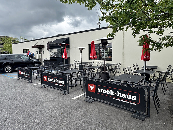 Al fresco feasting under red umbrellas! Smok-haus's outdoor sanctuary invites diners to savor slow-cooked treasures while gentle breezes carry tantalizing aromas across the patio.