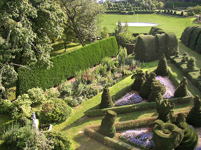 Not your average hedge fund! These living sculptures create a three-dimensional masterpiece that makes my backyard attempts look like stick figures.