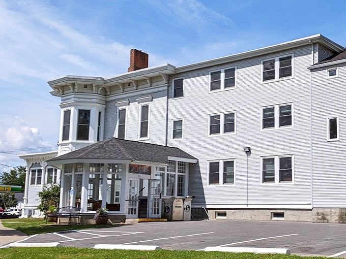 Huntington Memorial Library: where Oneontans fuel up on knowledge before fueling up at nearby caf&eacute;s.