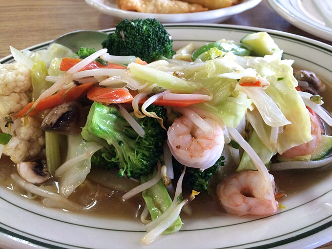 A garden of vegetables and plump shrimp in perfect harmony. Like a well-conducted orchestra where every ingredient knows exactly when to shine.