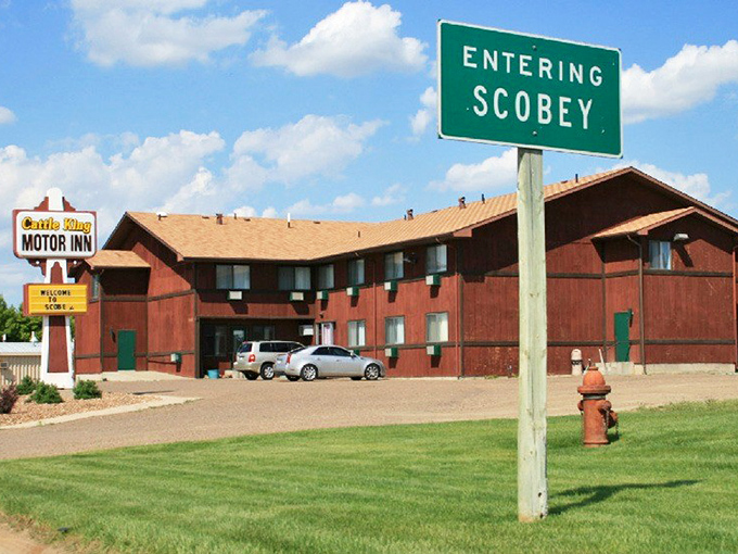 The Cattle King Motor Inn welcomes weary travelers with its no-nonsense approach to hospitality &ndash; where "luxury" means reliable hot water and genuine smiles.