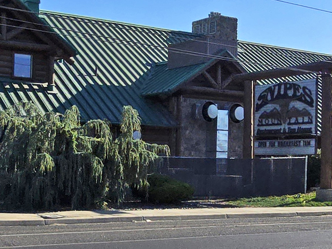 Snipes Mountain Restaurant serves up comfort with a side of local character in this unassuming roadside gem.