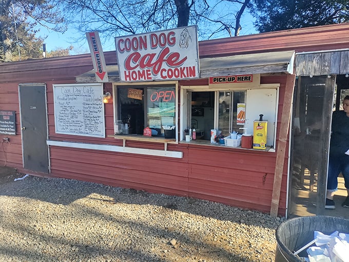 The Coon Dog Cafe isn't trying to impress food critics&mdash;it's busy satisfying hungry shoppers with the kind of home cooking that makes you want to hug the cook.