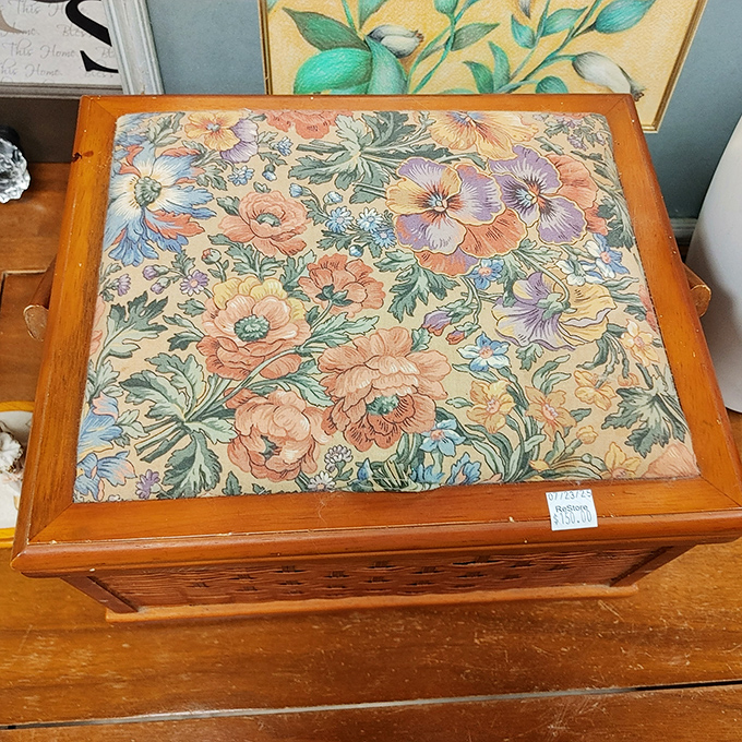 Not just a box, but a time capsule of floral nostalgia. The kind of piece that makes you wonder what love letters or treasures it once held.