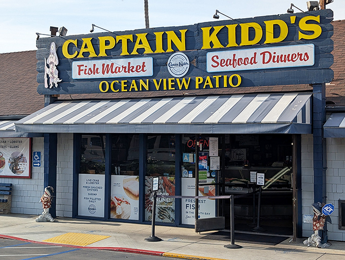 Captain Kidd's looks like it was designed by actual pirates who decided fine dining was overrated. The chowder, however, is treasure-worthy.