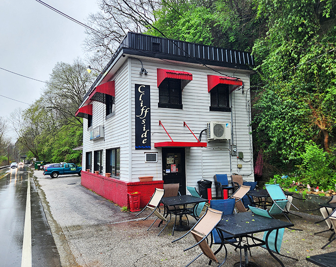 Cliffside Diner looks like it was plucked from a movie set&mdash;the kind where the protagonist discovers life-changing French toast in an unexpected place.