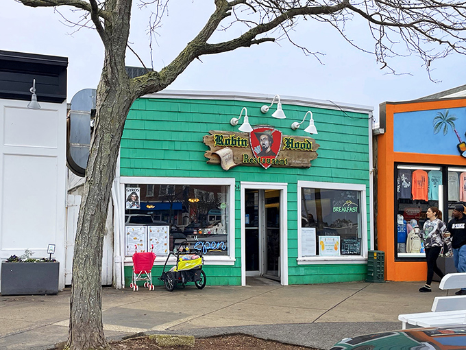 Robin Hood's emerald exterior steals from boring architecture and gives to hungry beachgoers. A storybook setting for legendary breakfasts!