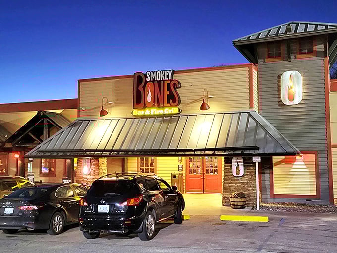 Smokey Bones lights up the night like a beacon for the BBQ-obsessed. Resistance is futile.