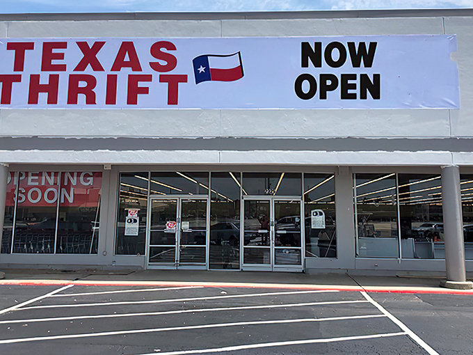 Texas Thrift announces its grand opening with Lone Star pride. Even the banner seems to say "Everything's bigger in Texas!"