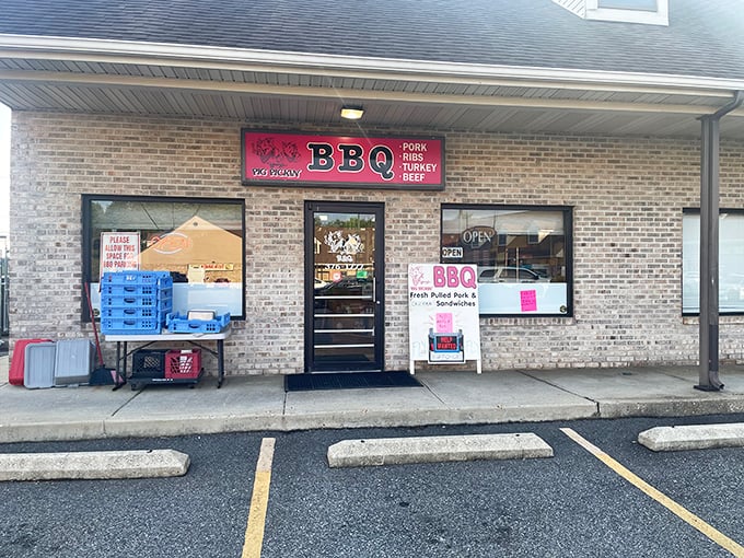 That brick fa&ccedil;ade holds decades of barbecue wisdom, like a delicious time capsule waiting to share.