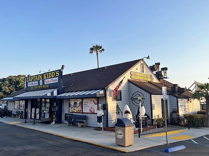 That nautical charm isn't just for show! Captain Kidd's weathered exterior promises seafood straight from the source, not some fancy chef's interpretation.