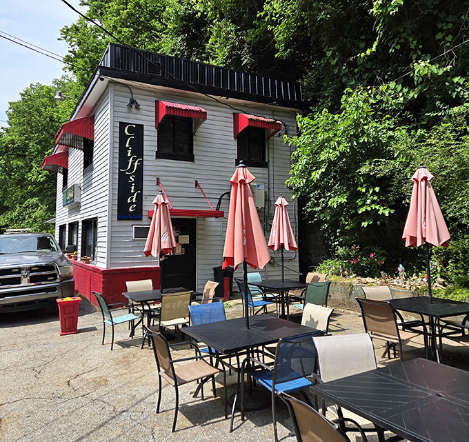 Those outdoor tables at Cliffside aren't just seating&mdash;they're front-row tickets to the best breakfast show in Frankfort. Standing ovation guaranteed!