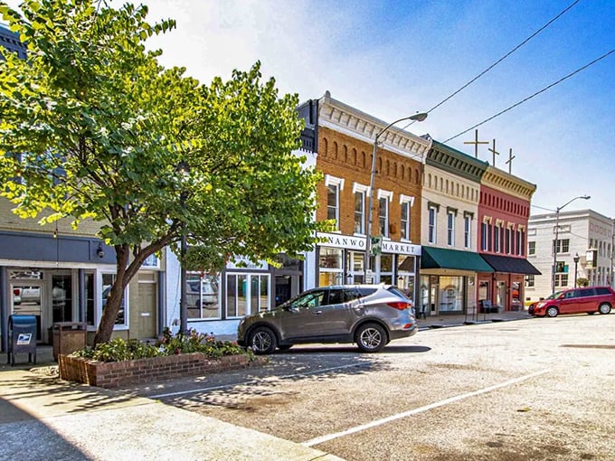 Those street lamps in Columbia  don't just illuminate sidewalks&mdash;they shine light on one of Kentucky's most affordable retirement havens. Picture-perfect and penny-wise!