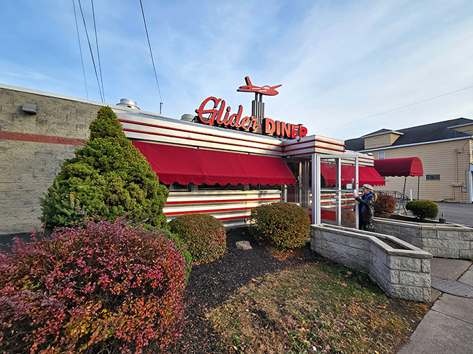 Red awnings and streamlined design – Glider Diner combines Art Deco flair with comfort food that sticks to your ribs.