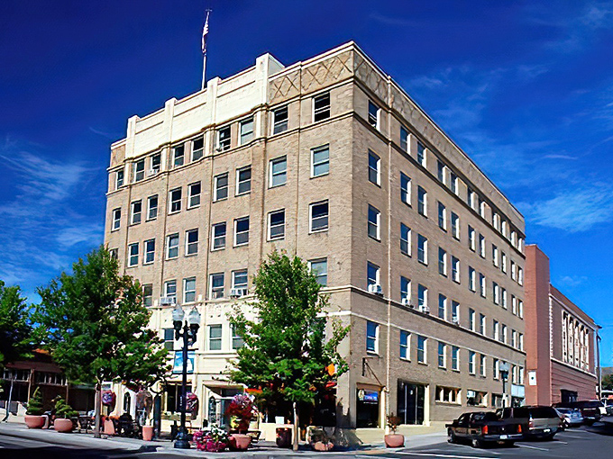 The heart of Klamath Falls offers small-town convenience with surprising character. No need for premium prices when the views come standard with every visit.