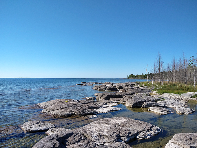 Rock-hopping paradise where clear waters meet ancient stones&mdash;like nature's own infinity pool designed by Frank Lloyd Wright.
