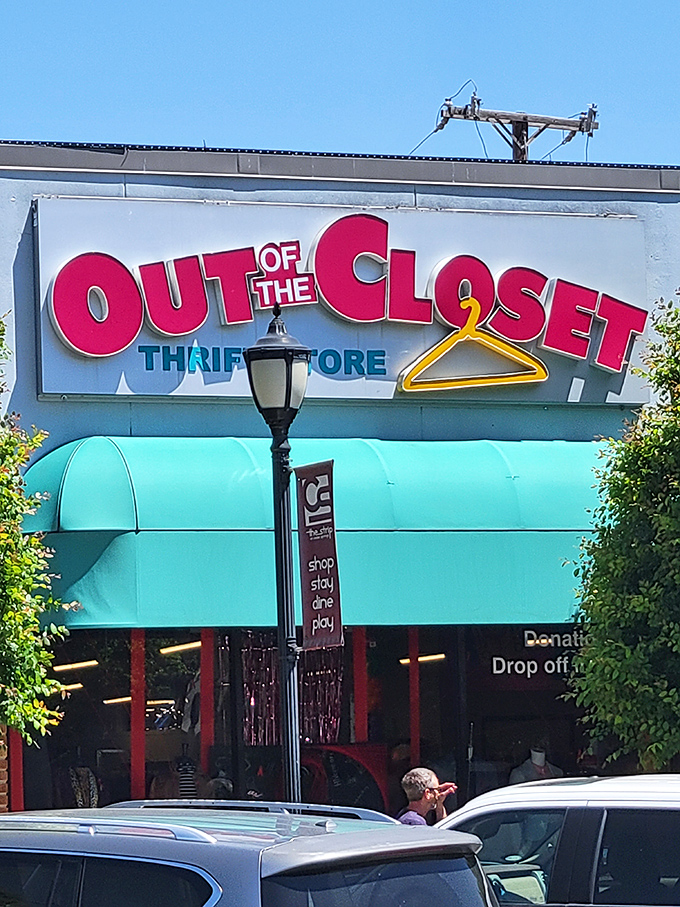 This colorful corner beacon draws thrift lovers like moths to a very stylish, bargain-filled flame.