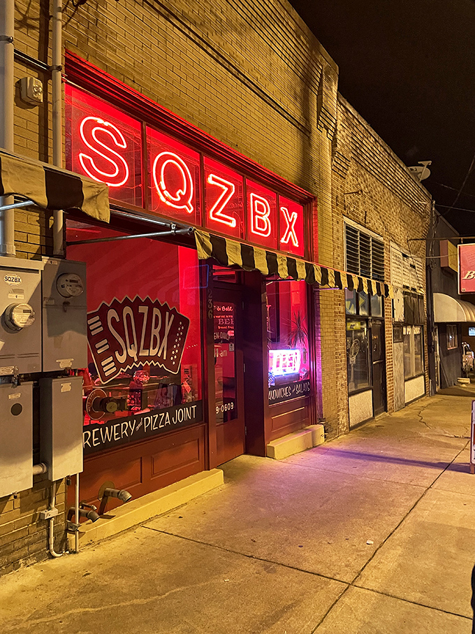 When the neon lights up at night, SQZBX transforms from charming daytime spot to evening hotspot. Pizza tastes better after dark.